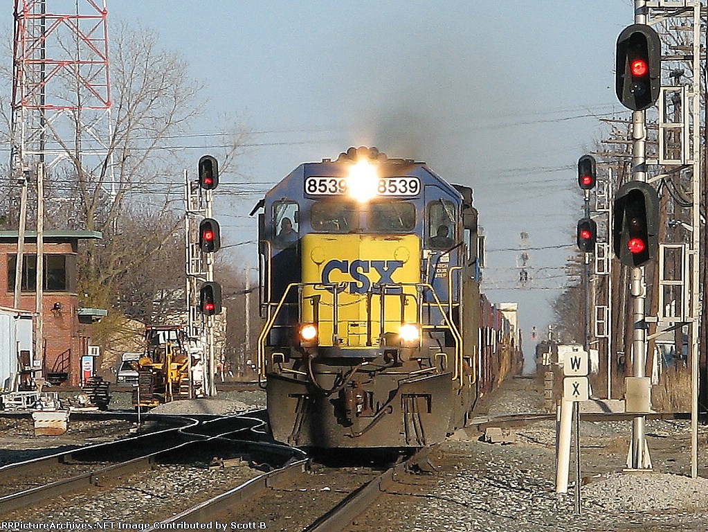 CSX 8539 Q137 coming through the signals